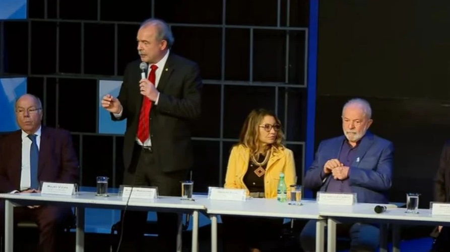 Lula anuncia Mercadante para presidente do BNDES Lula anuncia Mercadante para presidente do BNDES